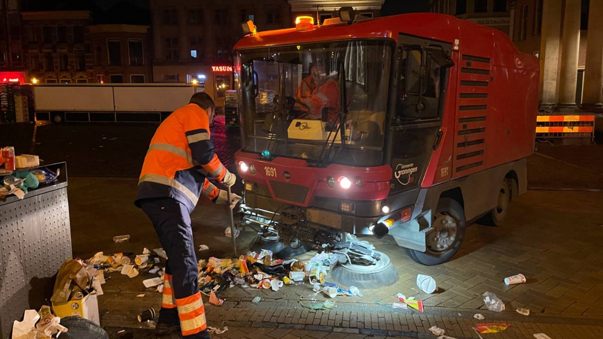 Vuilnisophalers begonnen met schoonmaken van Stad: 'Mens maakt zoveel ...