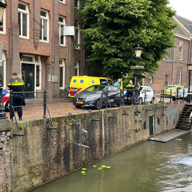 Auto met vrouw en kind rijdt Utrechtse gracht in, omstanders springen ...