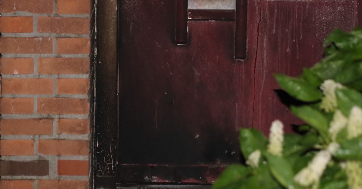Voor derde keer explosie in straat, roetschade bij voordeur - Omroep West