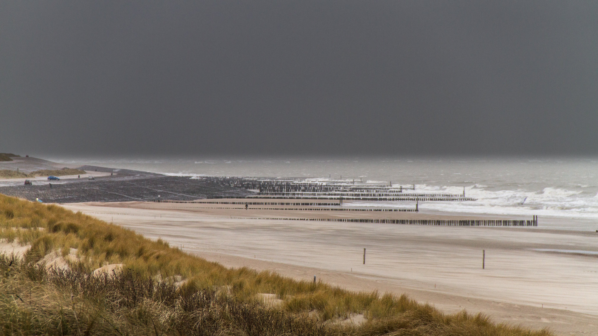 Strandexploitatie druk bezig met het herstellen van stranden - Omroep ...