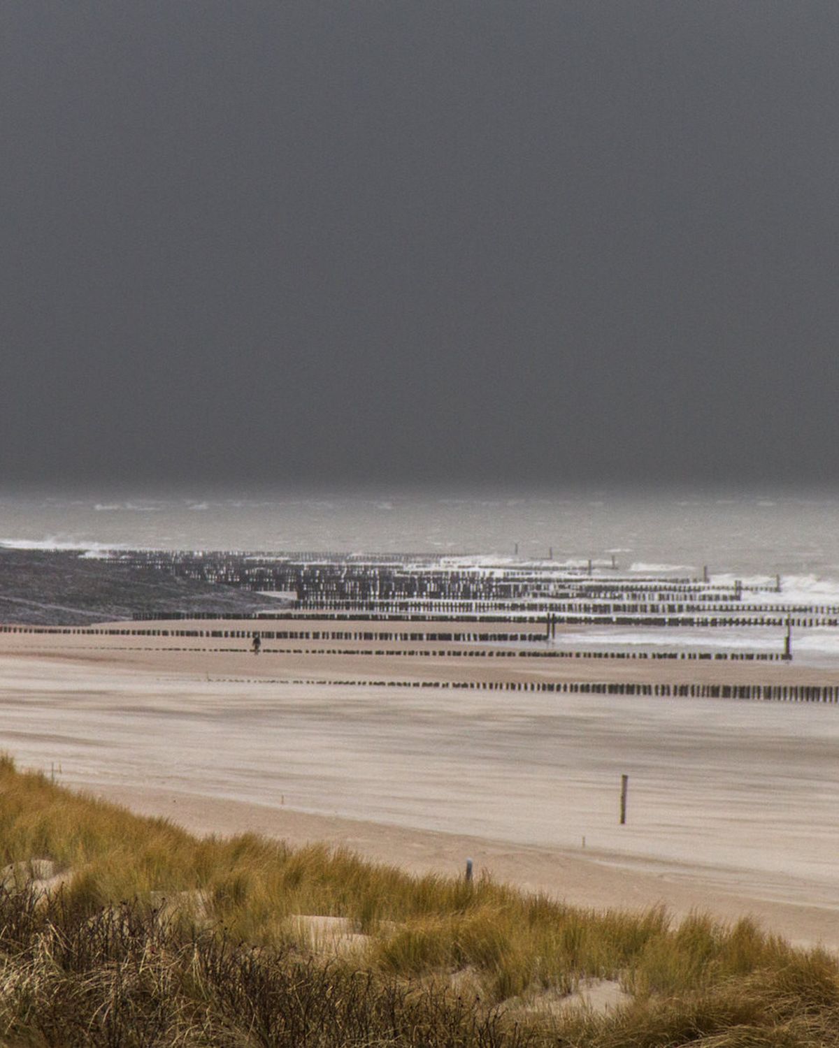 Strandexploitatie druk bezig met het herstellen van stranden - Omroep ...