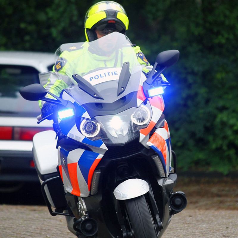 Politiemotor en fietser botsen, hulpverlener zoek - Omroep West