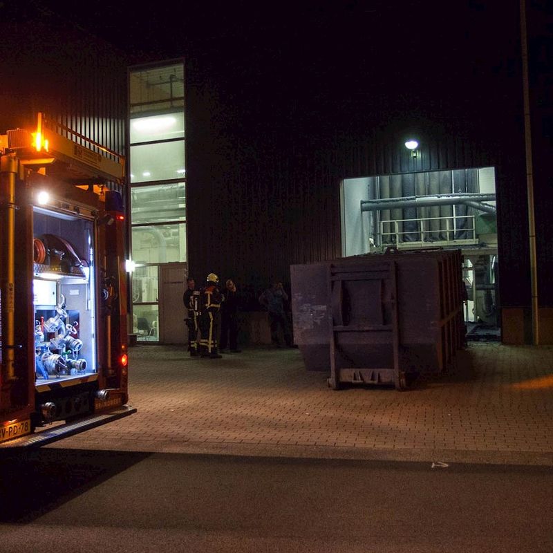 Personeel blust brand in grote container bij bedrijf in Haaksbergen - Oost
