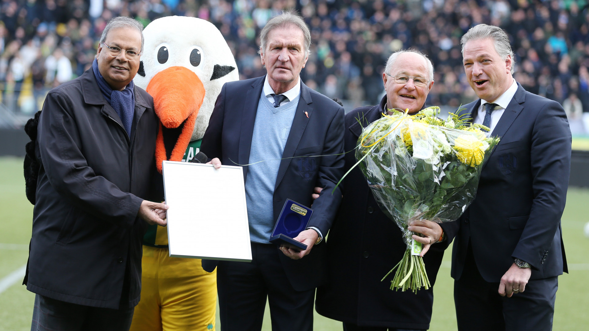 Oud-ADO-trainer Rinus Israël (83) overleden: 'Ook een spijkerharde en ...