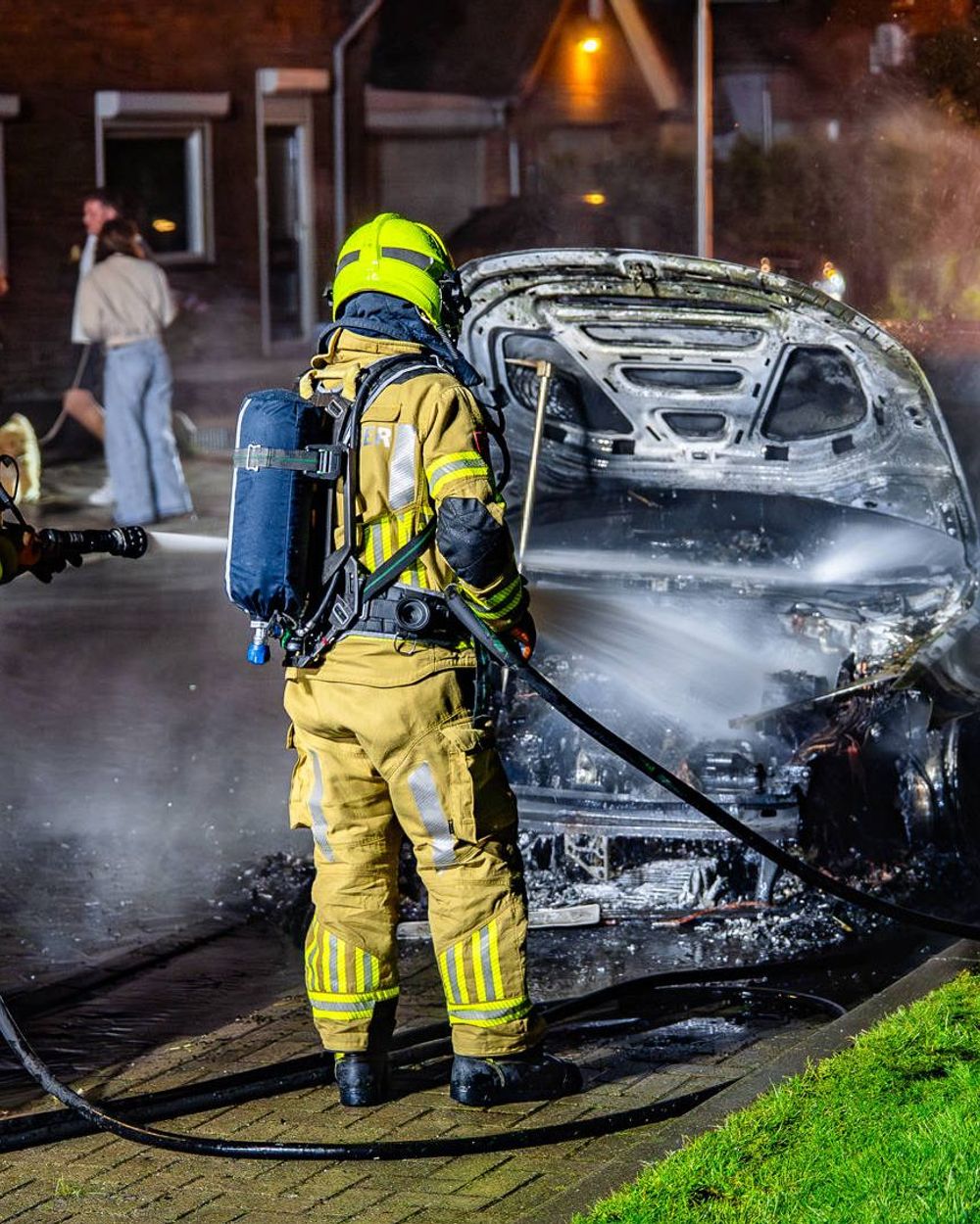 Brand in bedrijf • nachtelijke autobranden - Omroep Gelderland