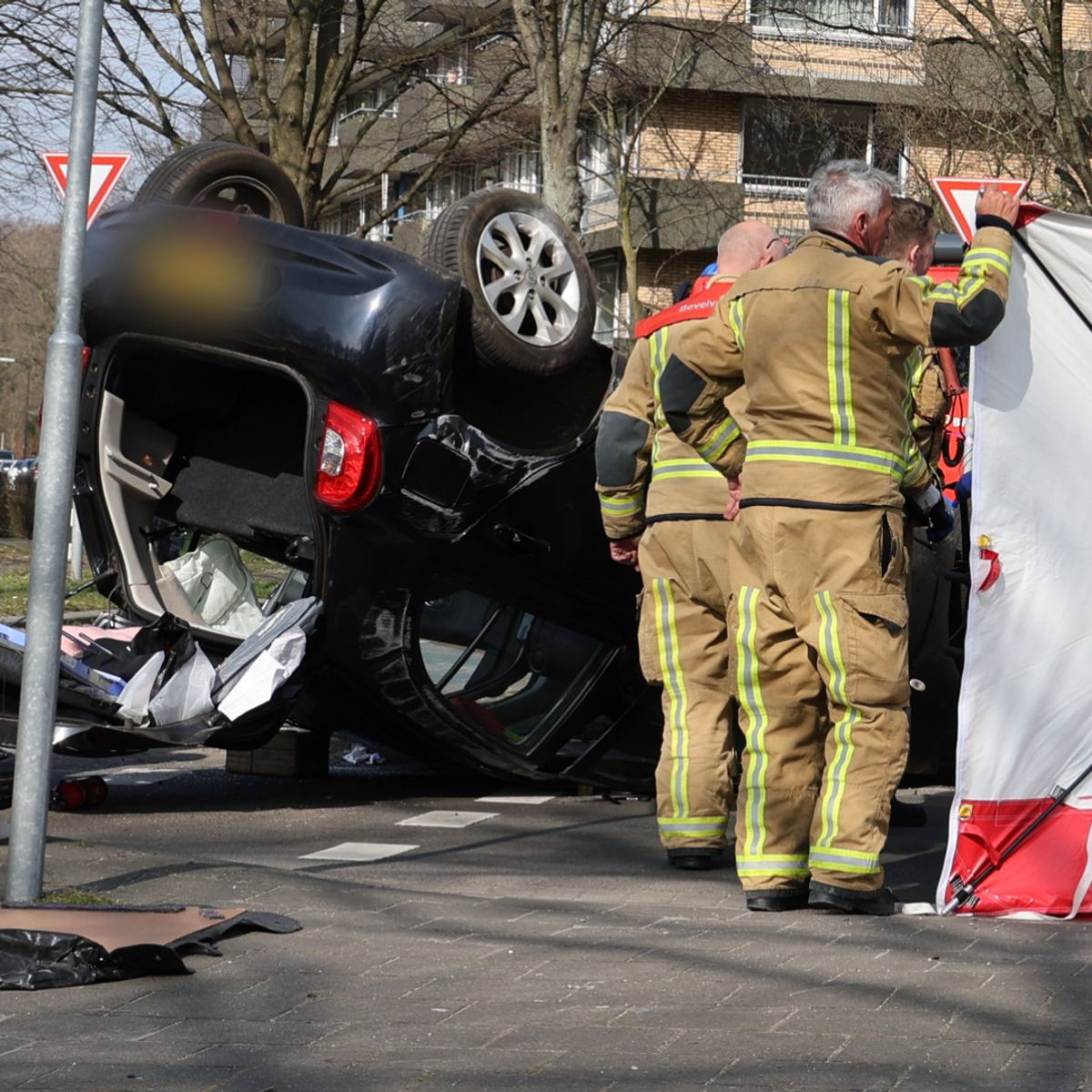 Meerdere ongelukken op kruispunten, gevaarlijke plekken krijgen drempels en borden - Omroep West