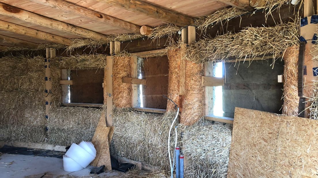 Wonen in een huis van stro, hout en leem - RTV Noord