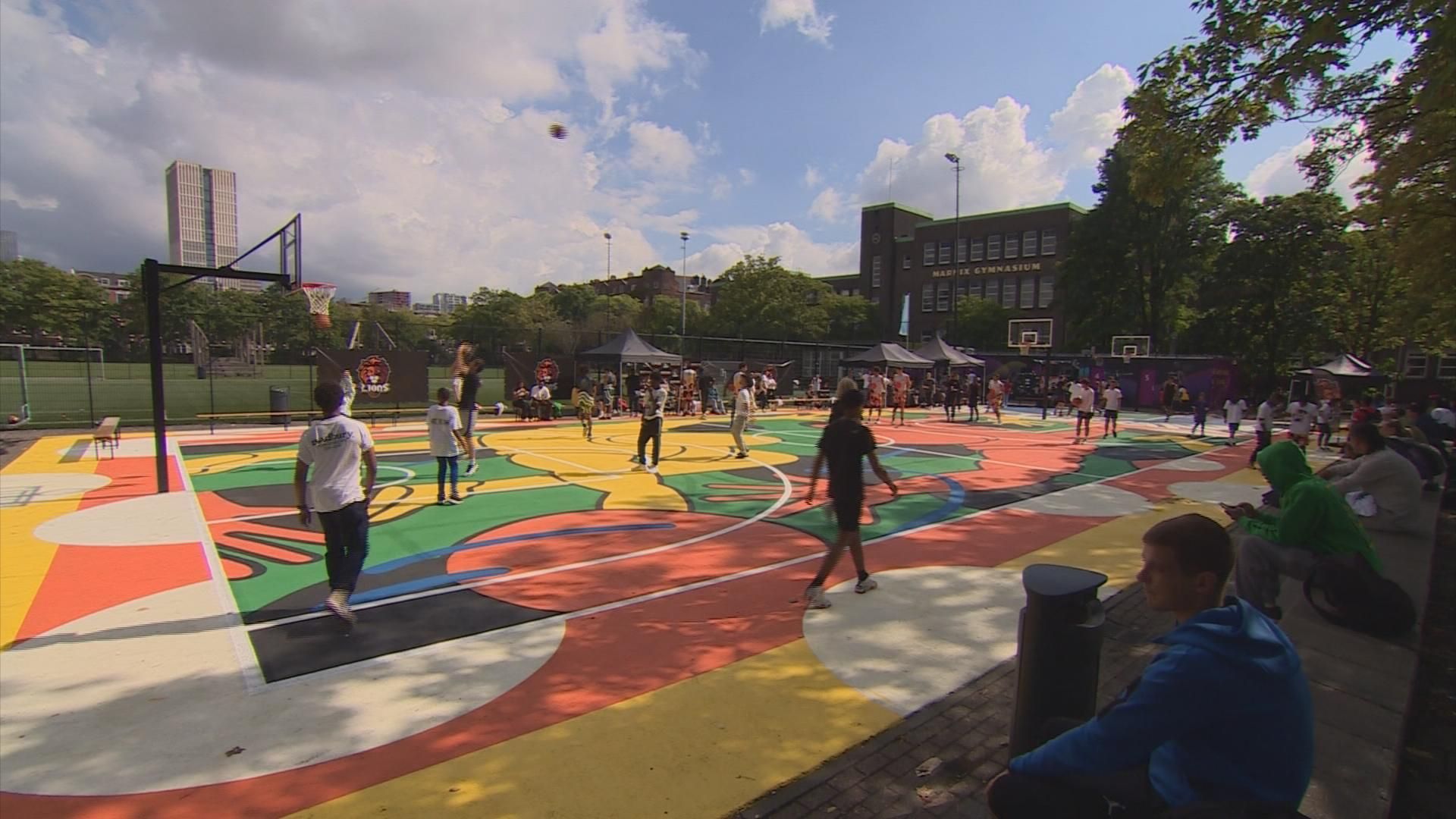 Elson geniet bij heropening van 'zijn' door de NBA gerenoveerd ...