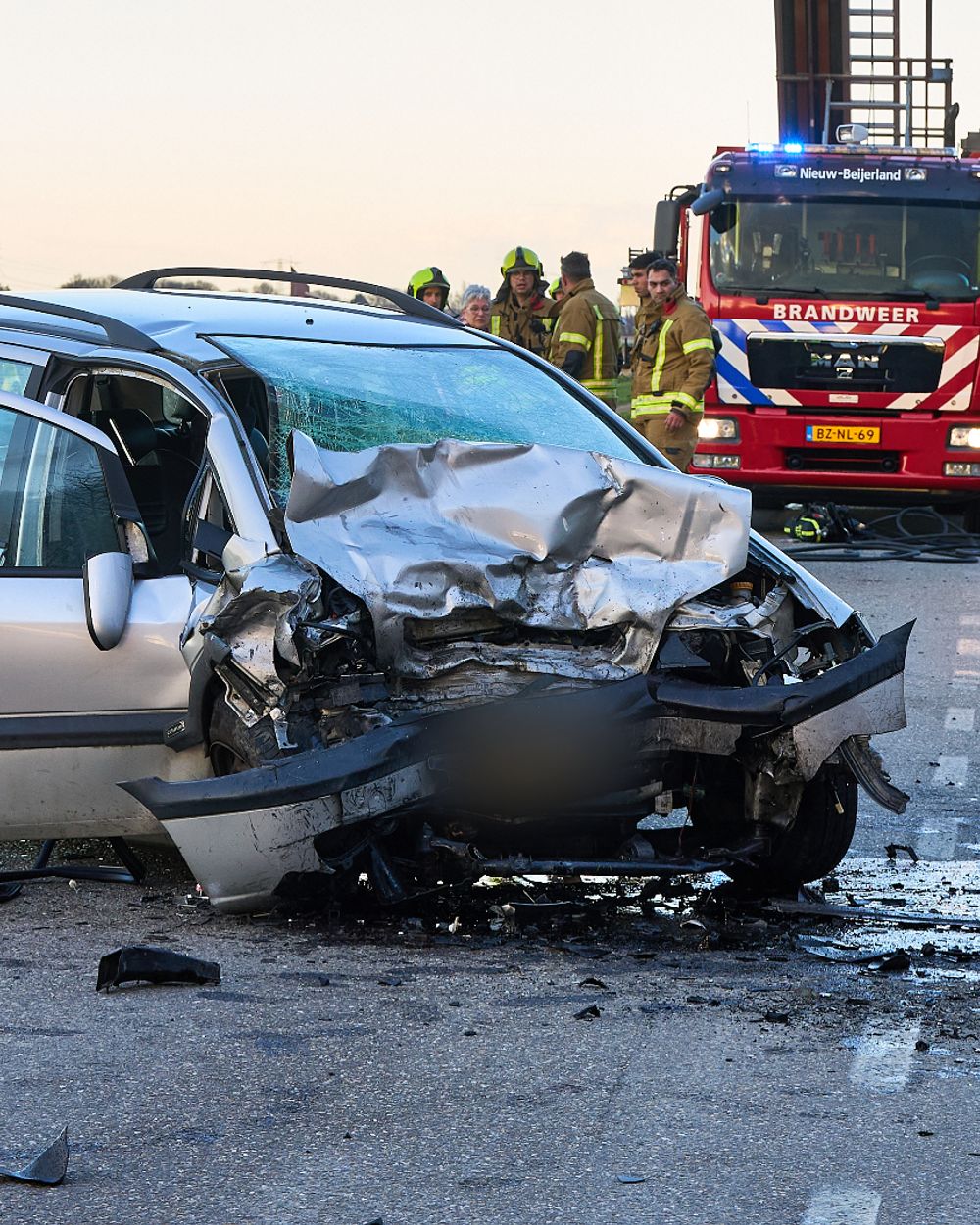 Auto's botsen frontaal, meerdere gewonden - Rijnmond