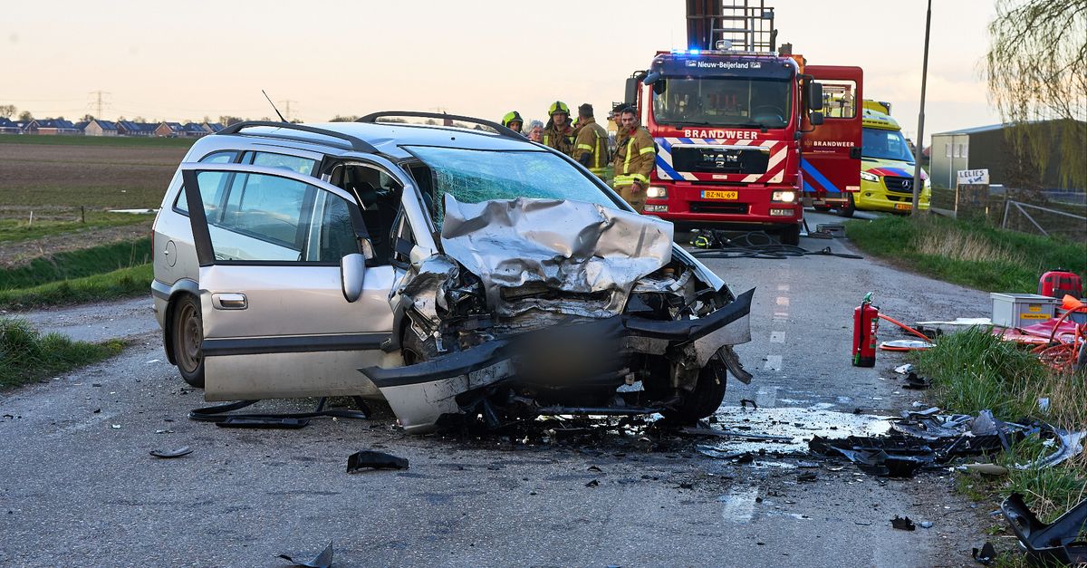 Auto's botsen frontaal, meerdere gewonden - Rijnmond