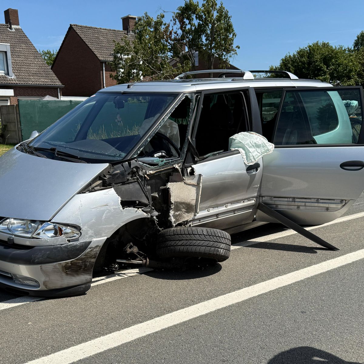 Twee auto's botsen op elkaar: één gewonde - L1 Nieuws