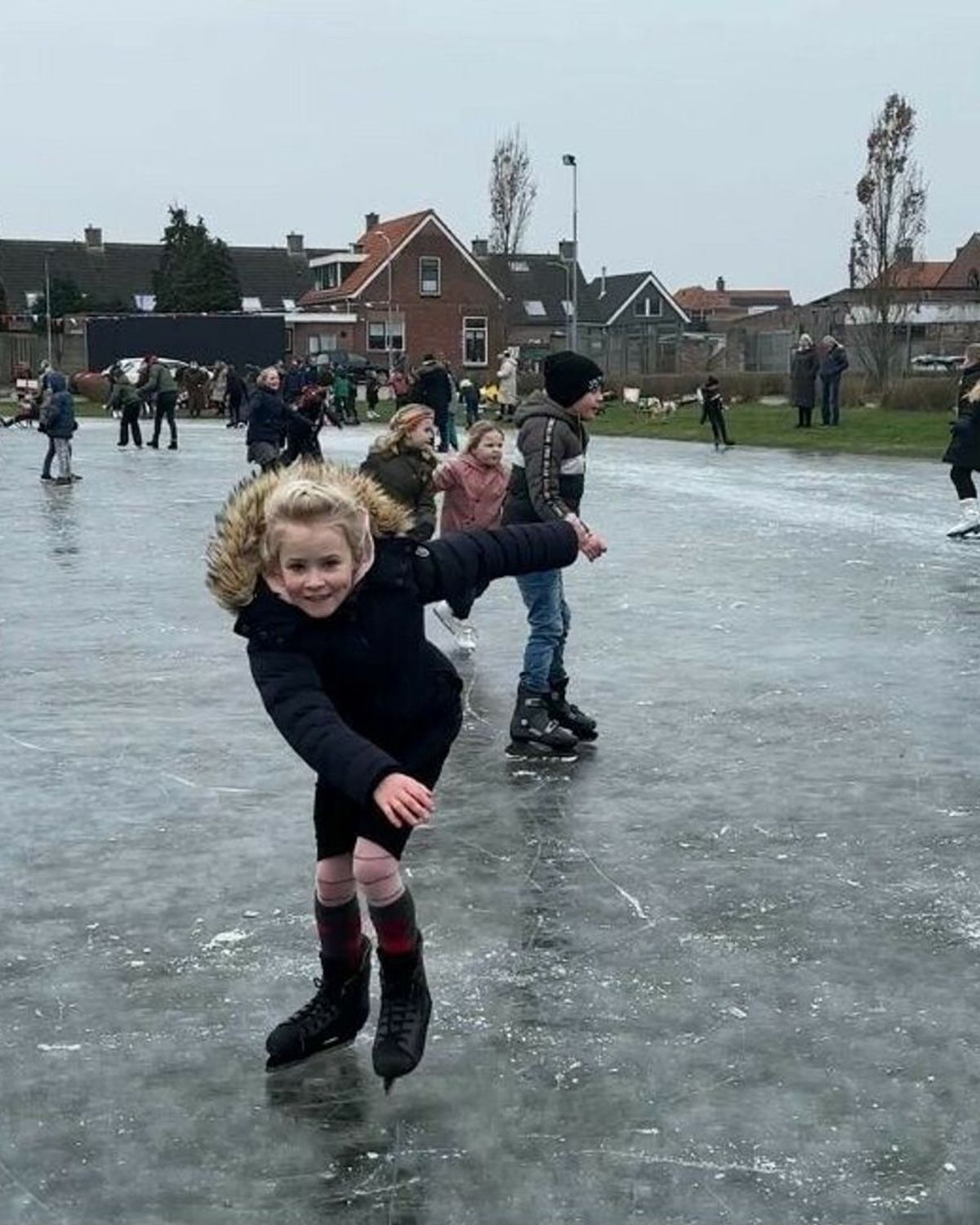 Ondanks vernielingen en dooi kunnen kinderen in Oosterland tóch het ijs ...