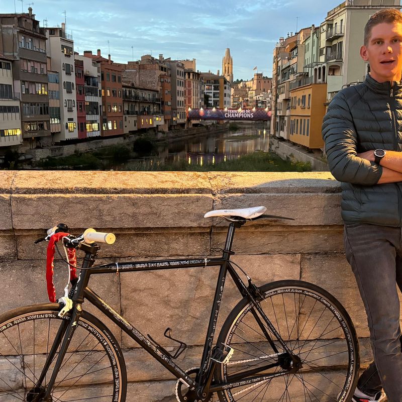 Profwielrenner Jetse Bol woont in Girona en heeft een seizoenkaart voor ...