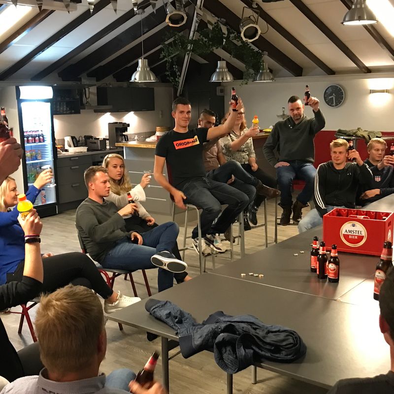 Vriendengroep proost op omgekomen Jens: 'Hij was supergeliefd' - RTV ...