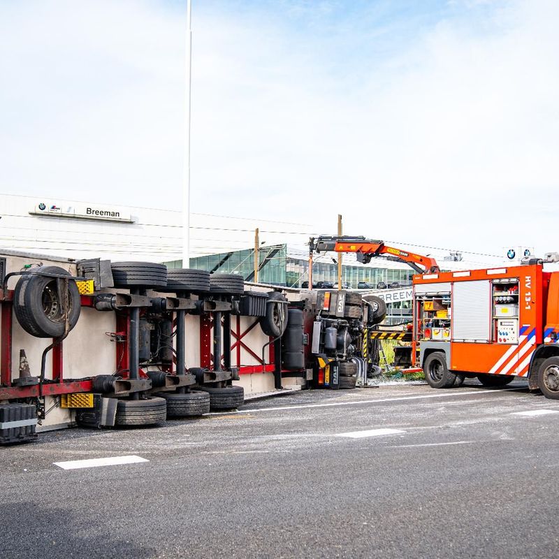 Vrachtwagenchauffeur overlijdt na ernstig ongeluk op A15, inzittenden auto zwaargewond - Rijnmond