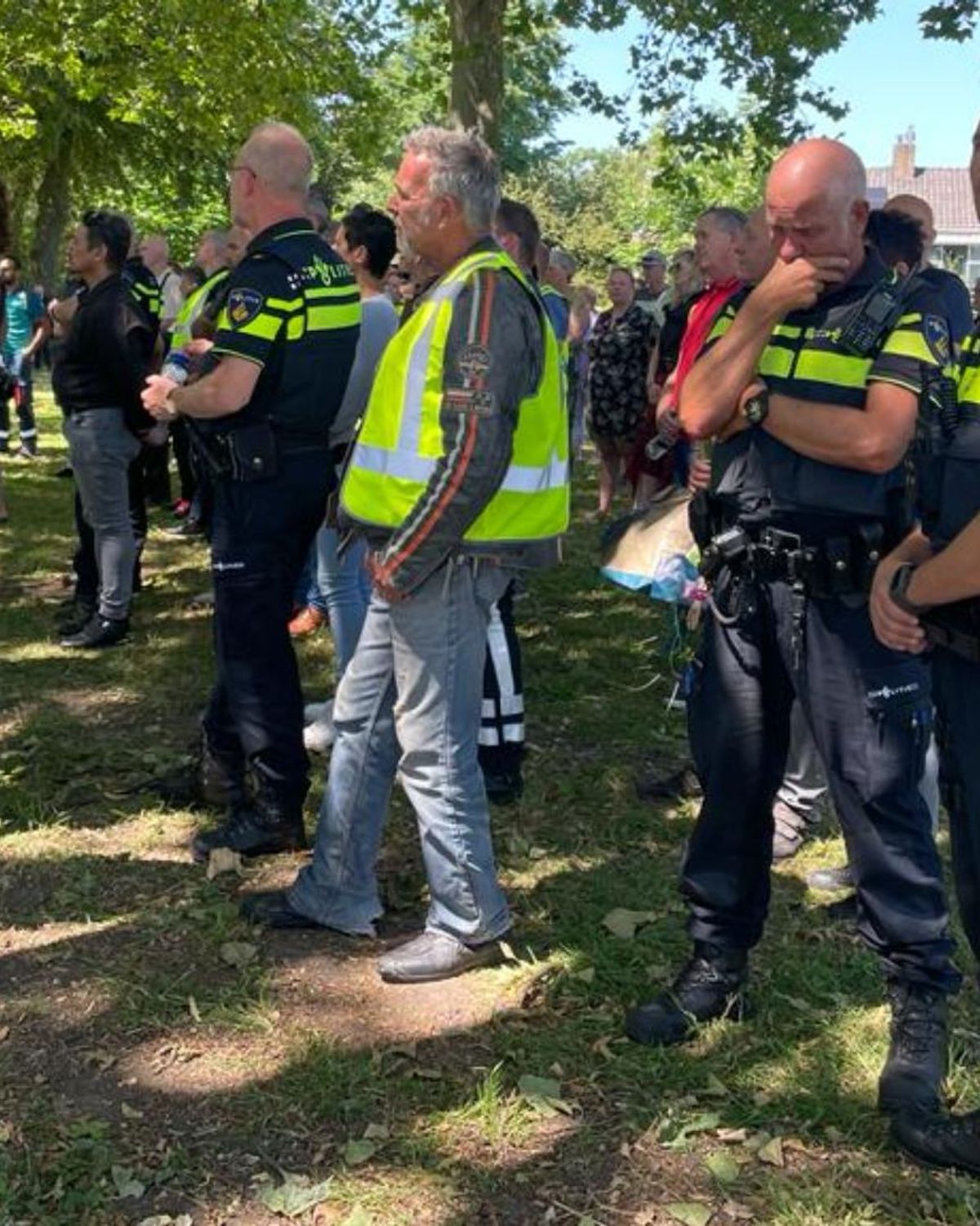 Nabestaanden doodgereden motoragent emotioneel bij onthulling monument ...