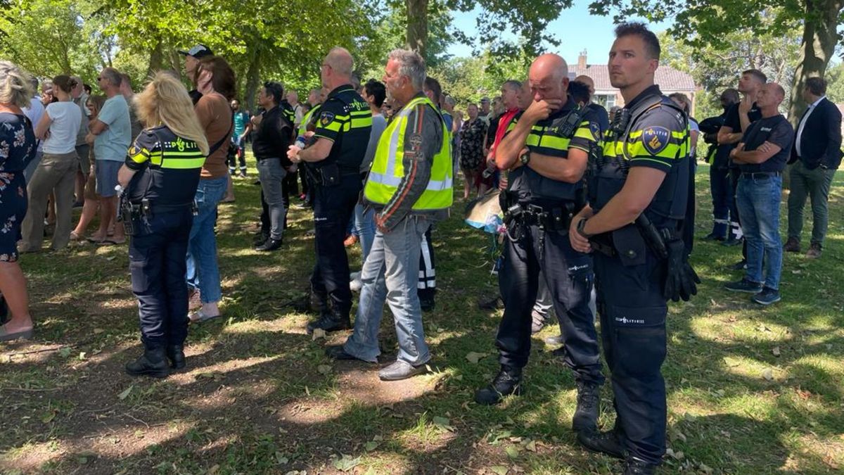 Nabestaanden doodgereden motoragent emotioneel bij onthulling monument ...