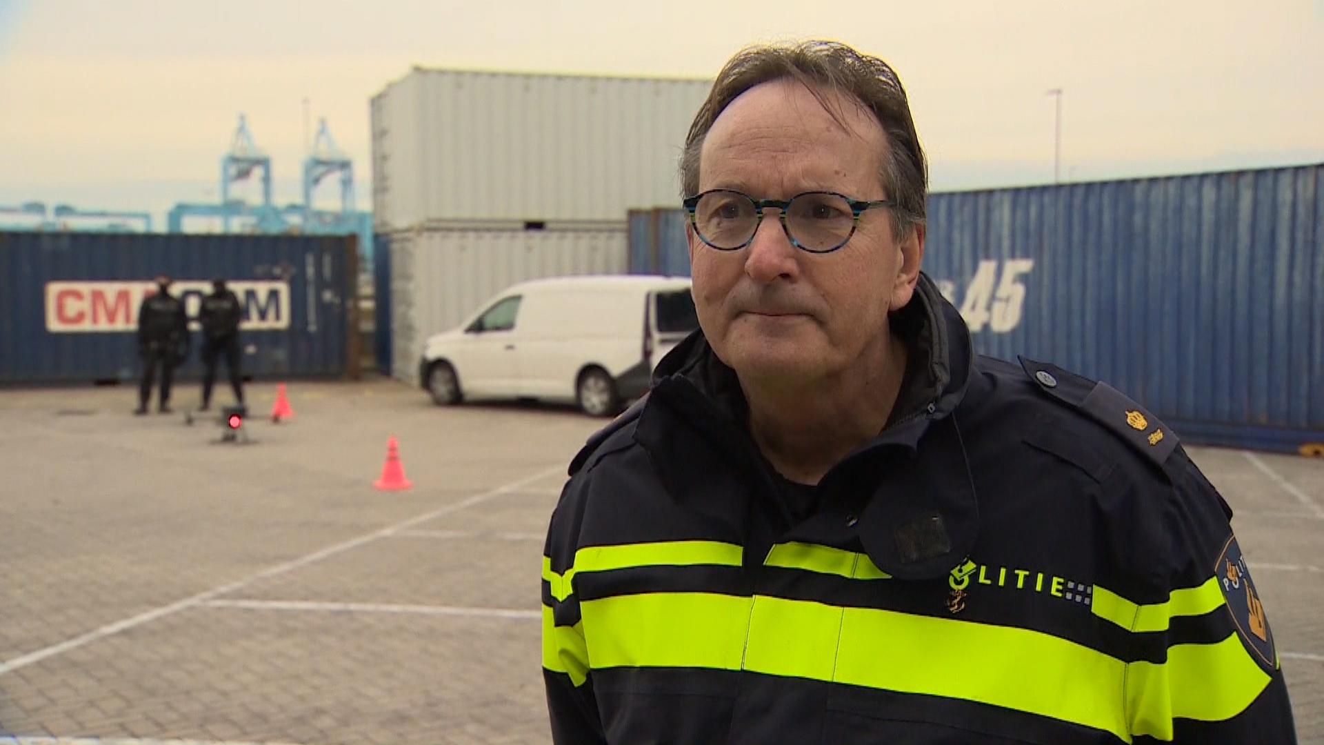 Voor 500 euro de ene nacht drugs uit containers halen, de volgende ...