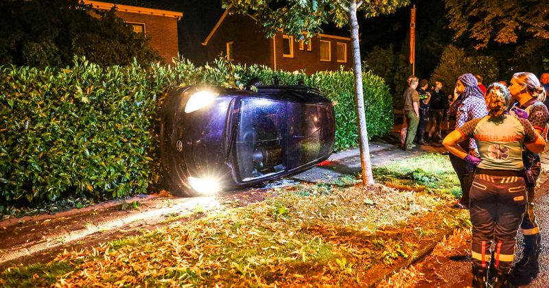 Auto belandt op de zijkant in Emmen, bestuurder aangehouden - RTV Drenthe