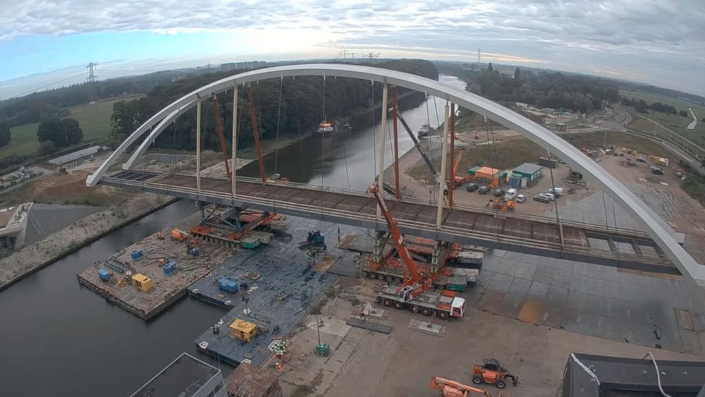Megaklus in Lochem: brug van 1750 ton schuift over Twentekanaal ...