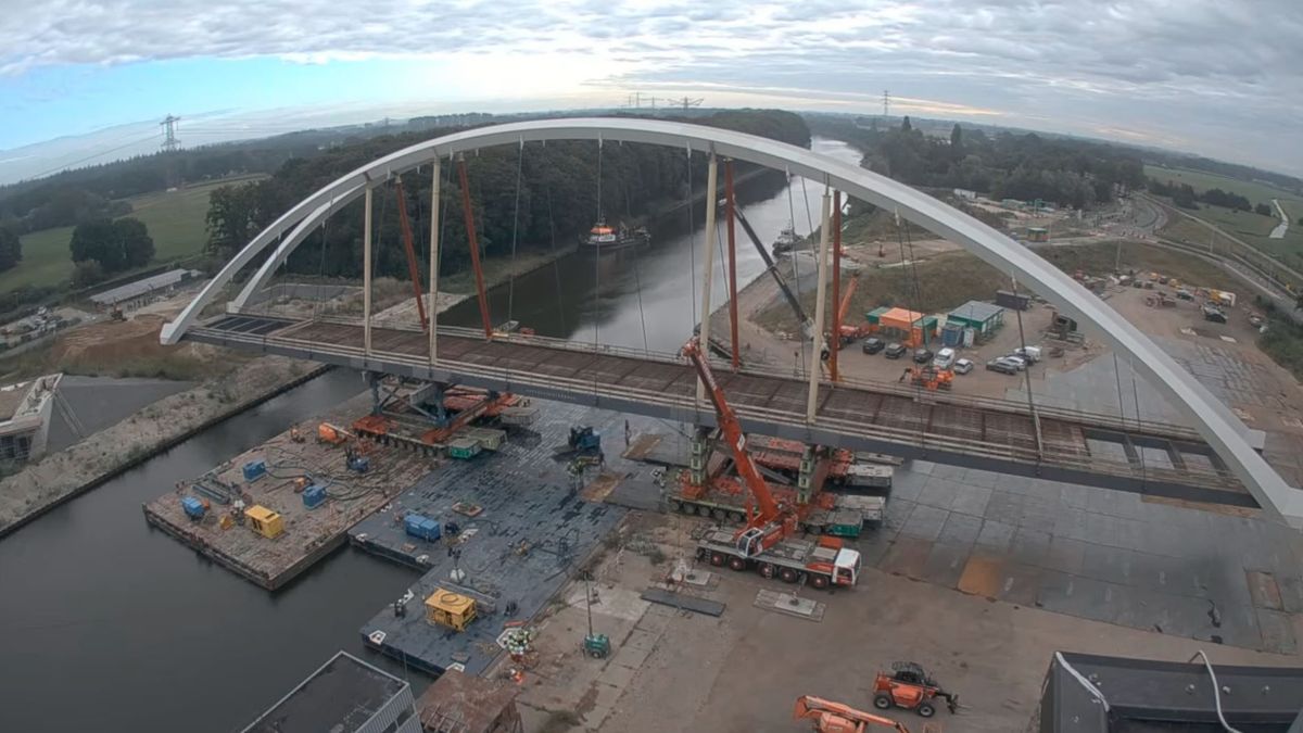 Megaklus in Lochem: brug van 1750 ton schuift over Twentekanaal ...