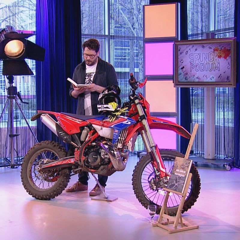 "Ik werd tijdens het schrijven verliefd op de motorcross", Gijs ...