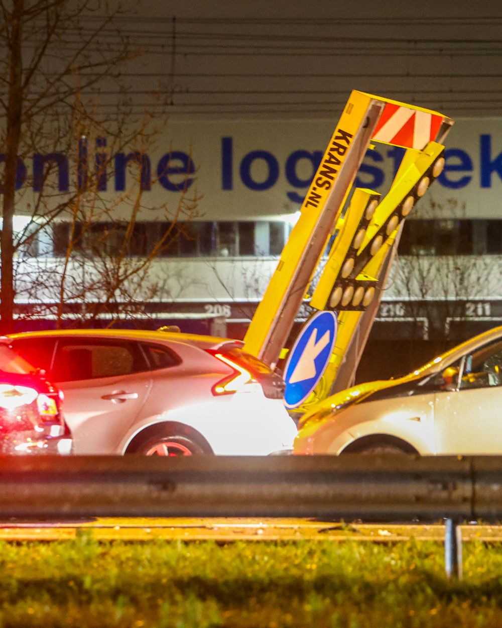 Automobilist met drank op klapt tegen pijlwagen, politieauto crasht onderweg - Rijnmond
