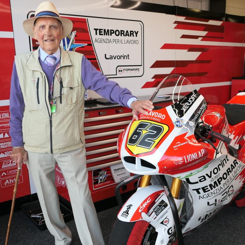 Cecil Sandford (94) won de TT van 1952, die nog door Hooghalen ging ...