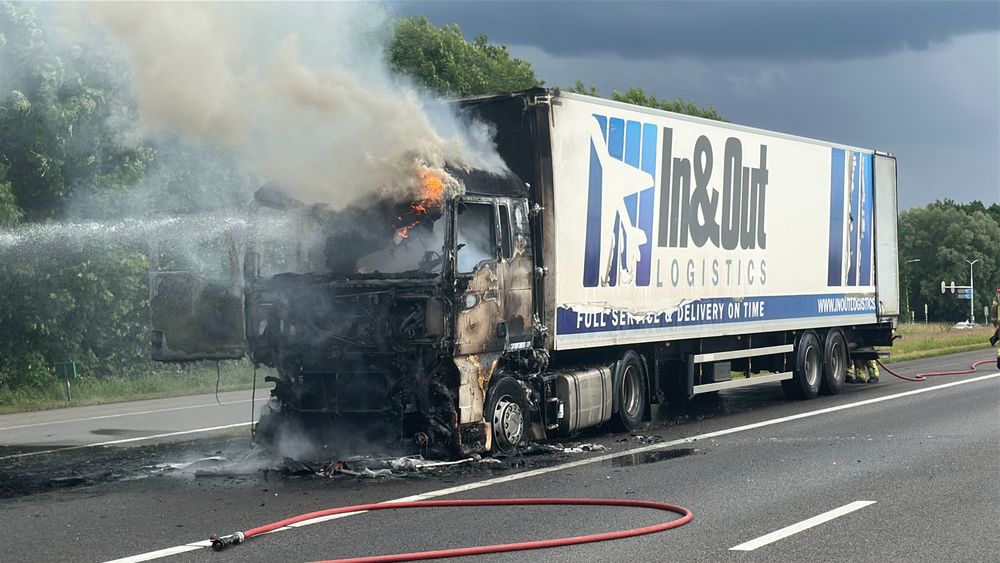 Veel hinder voor verkeer op A73 bij Horst door vrachtwagenbrand - L1 Nieuws