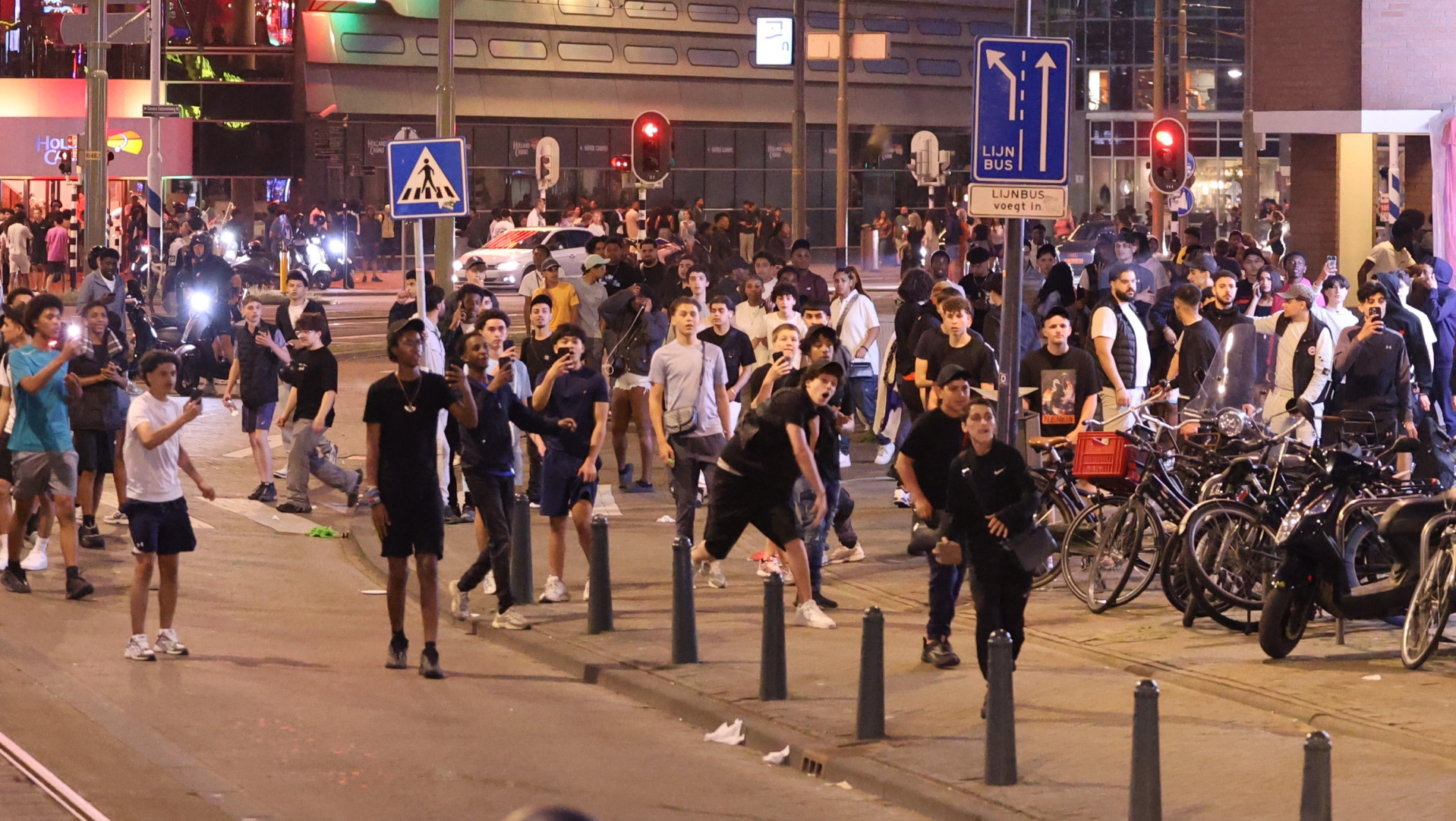 Signalen over rellen op Scheveningen kwamen te laat binnen: 'Begon met ...
