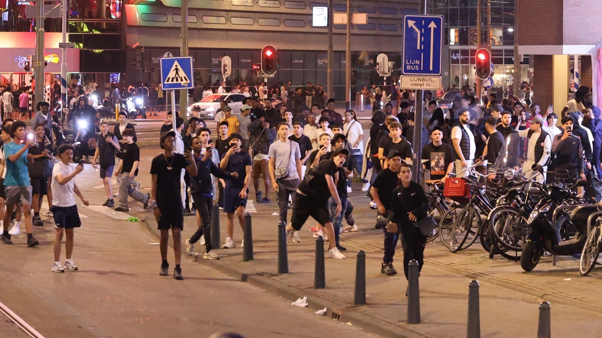 Scheveningers angstig door rellen, relschoppers proberen gebouw binnen ...