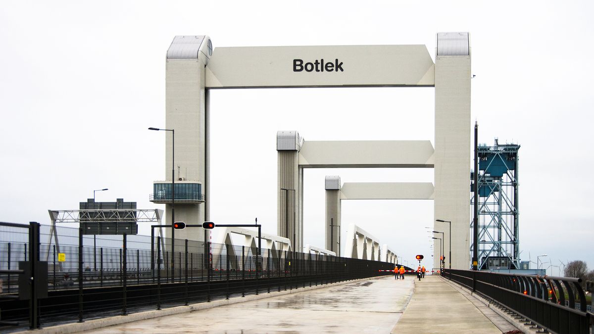 Storing Botlekbrug na uren voorbij - Rijnmond