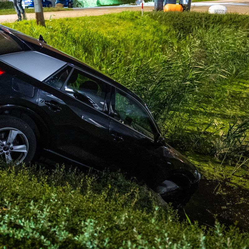 Auto rijdt sloot in tijdens plaspauze bestuurder - Rijnmond