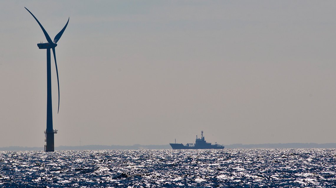 Shell en Eneco dingen mee naar windpark op zee voor de kust van Den ...