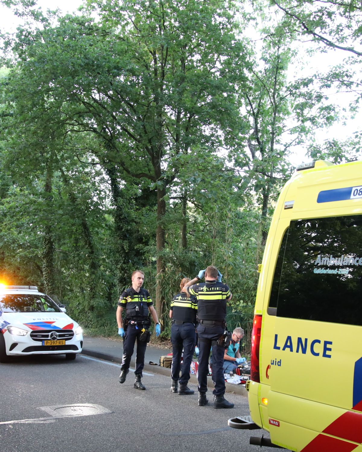 Auto raakt van de weg af en botst op hek: man op straat gereanimeerd ...