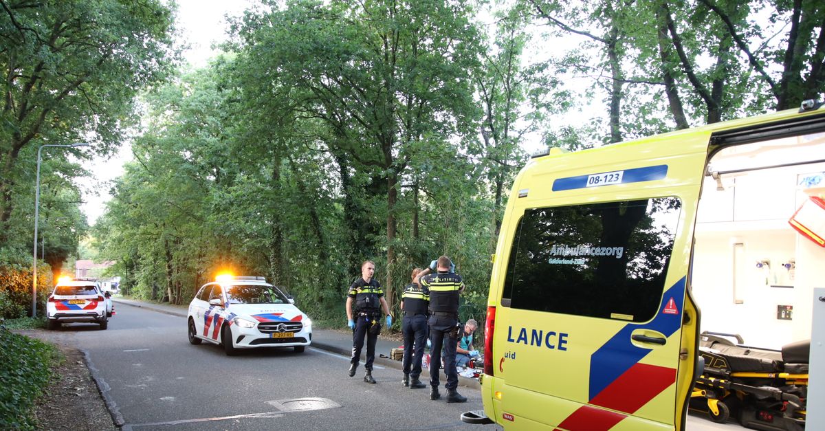 Auto raakt van de weg af en botst op hek: man op straat gereanimeerd ...