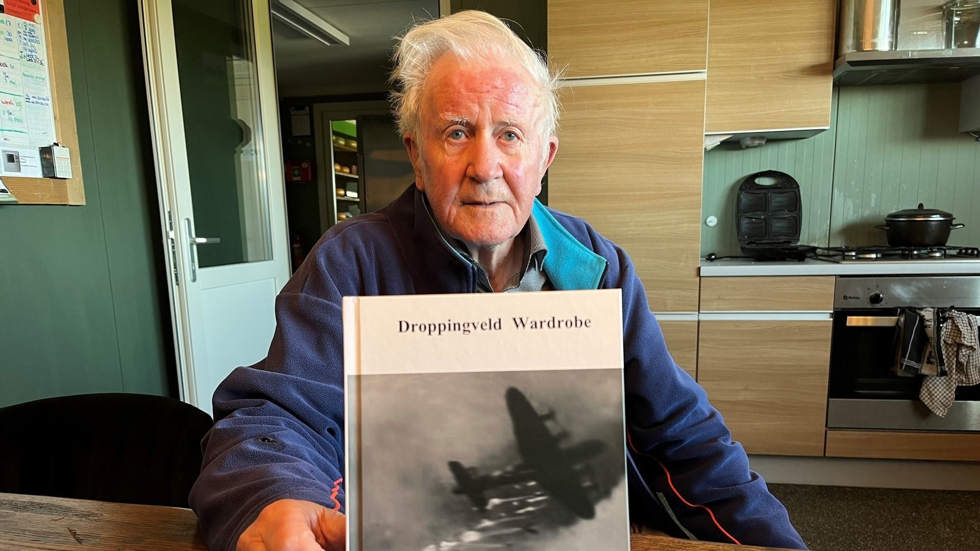 Grote belangstelling voor nagespeelde wapendropping in De Deelen ...