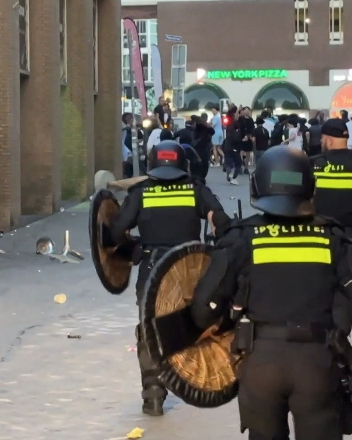 Rotterdammer (17) opgepakt voor rellen in Scheveningen - Rijnmond
