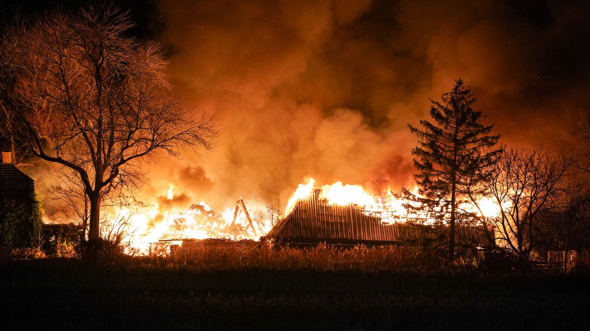 Leegstaande boerderij bij Ten Boer volledig uitgebrand - RTV Noord
