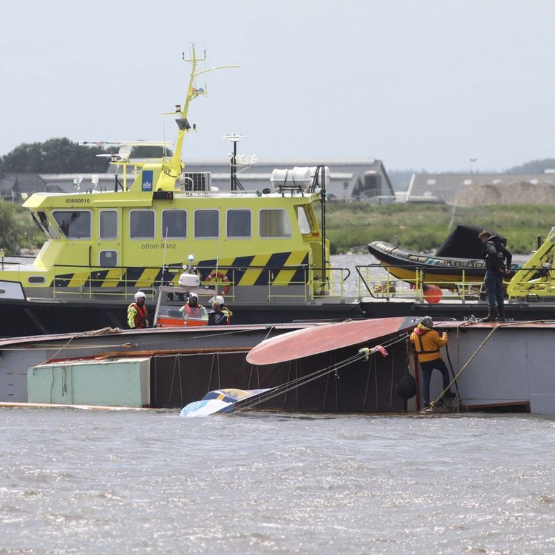 Schip omgeslagen bij botenrace in Bunschoten, 16 opvarenden in het ...