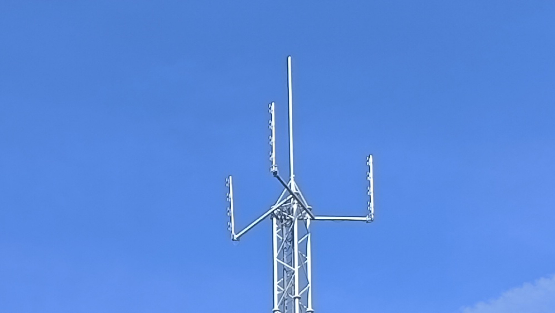 Wat is dat voor hoge zendmast midden in duingebied? - Omroep West