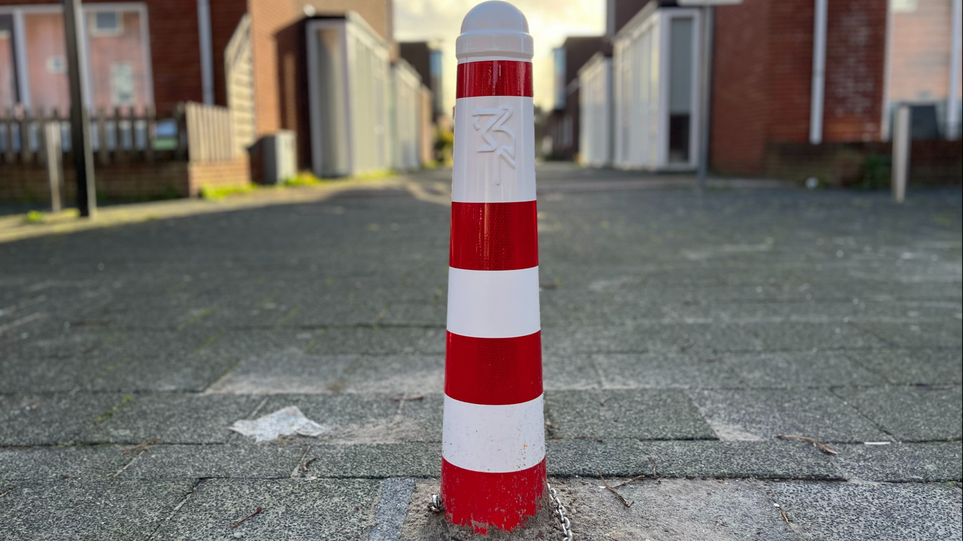 Bewoners hofje bezorgd over paaltjes op straat: 'Wat als ambulance te ...