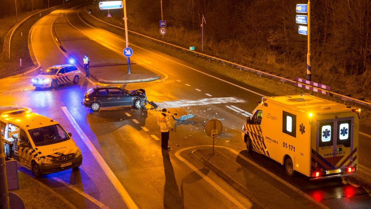 Drie mensen raken gewond bij botsing op N33 - RTV Noord