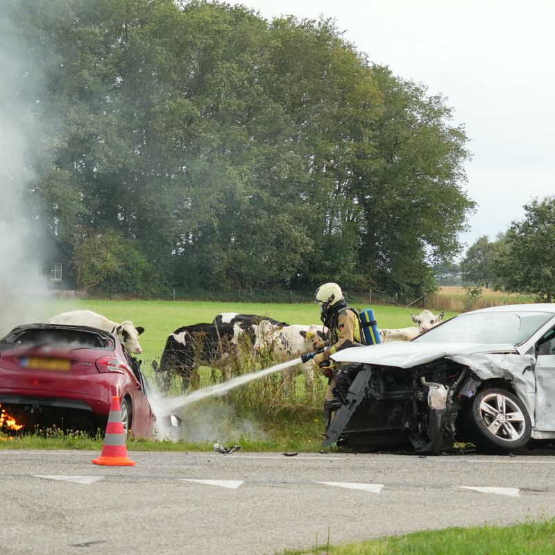 Auto vliegt in brand na ongeluk bij Hooghalen - RTV Drenthe