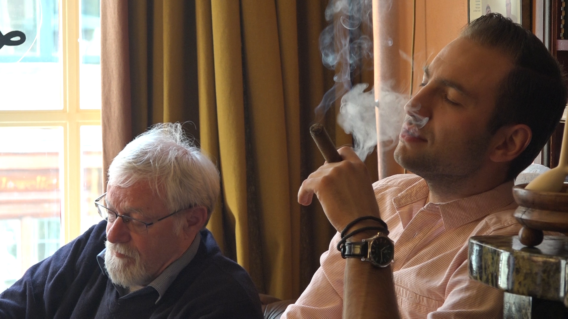 Burn-out voorkomen? 'Rook af en toe een pijp of een sigaar!' - Omroep ...