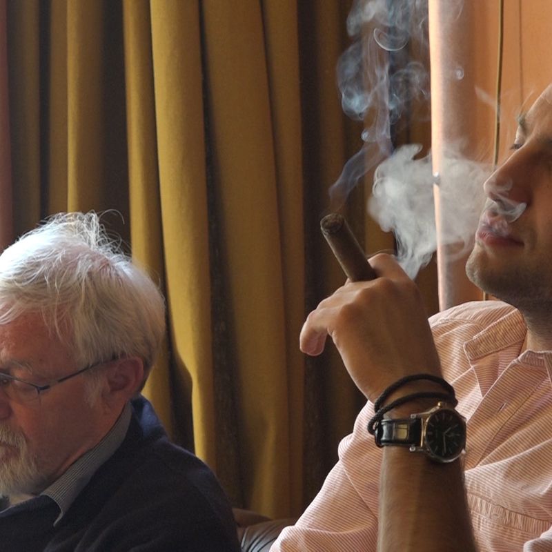 Burn-out voorkomen? 'Rook af en toe een pijp of een sigaar!' - Omroep ...