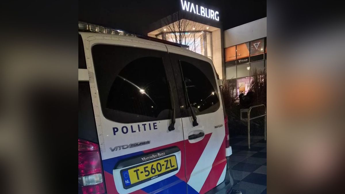 Overval bij pinautomaat, politie zoekt twee verdachten - Rijnmond