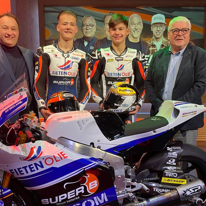 Beide coureurs wegraceteam Roelof Waninge in de lappenmand - RTV Drenthe