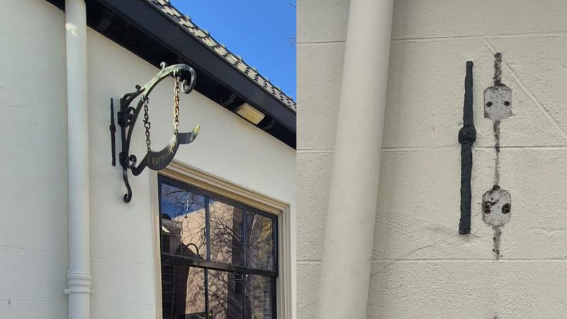 Bord van gevel gestolen, eigenaar baalt: 'Stukje geschiedenis is weg ...