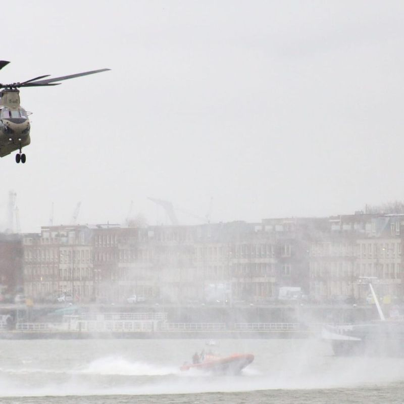 Video: Leger oefent met helikopters in en boven hartje Rotterdam - Rijnmond